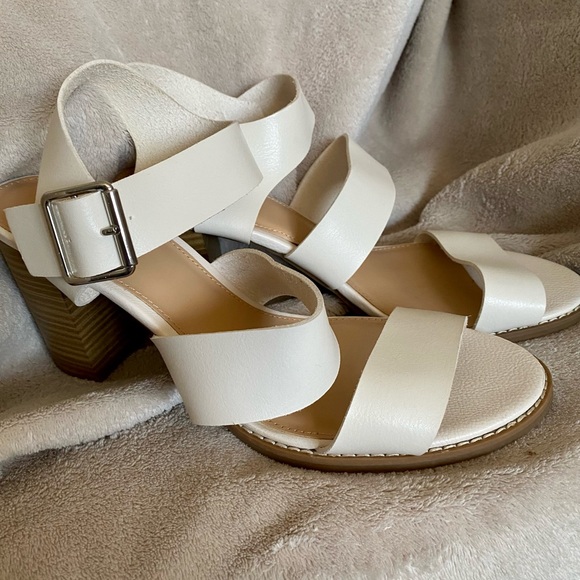 Old Navy | Shoes | White Wide Strap Block Heel Sandals Like New Sz 95 ...